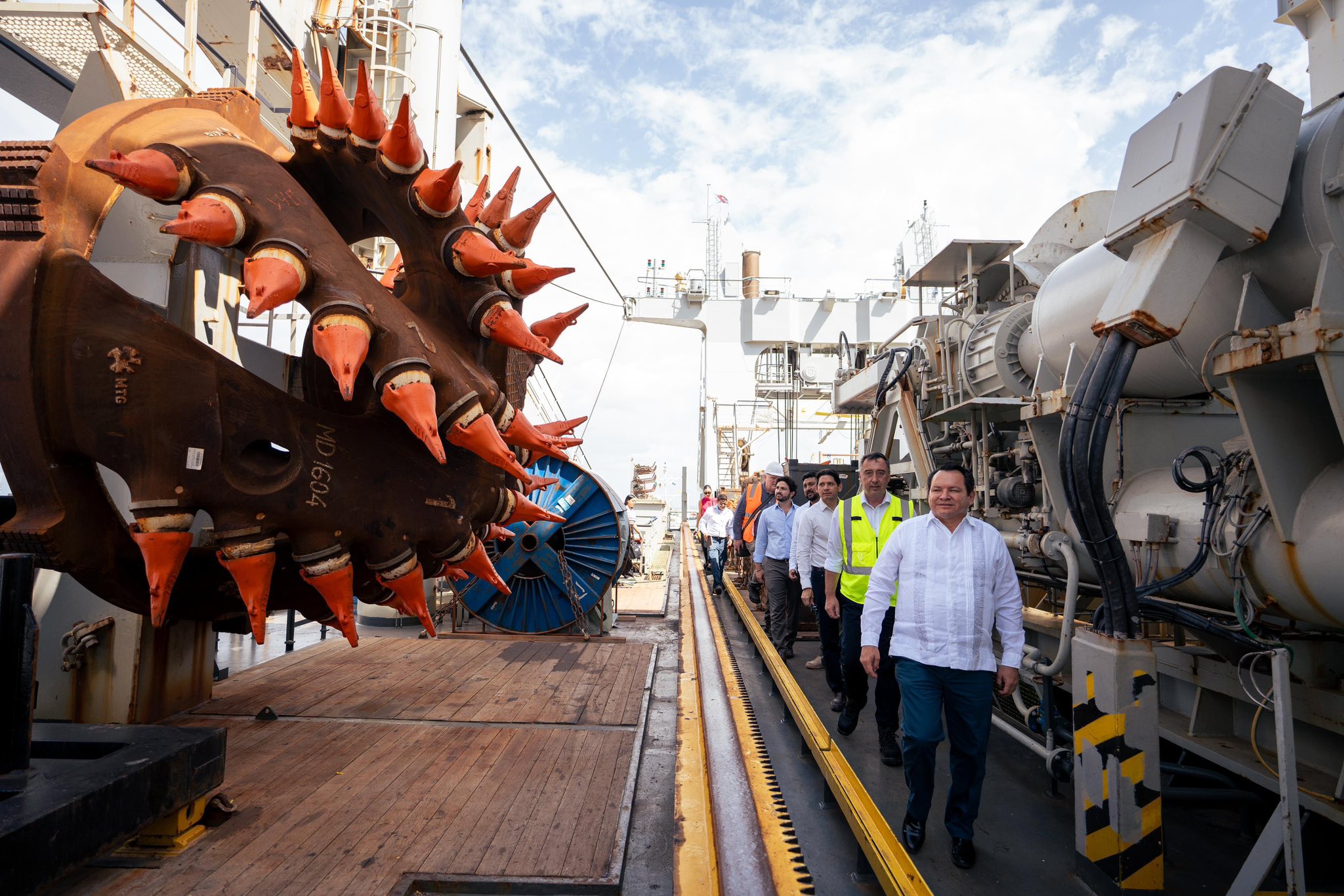 Gobernador Joaquín Díaz Mena visita el buque de dragado Fernando Magallanes | Estatus Yucatán